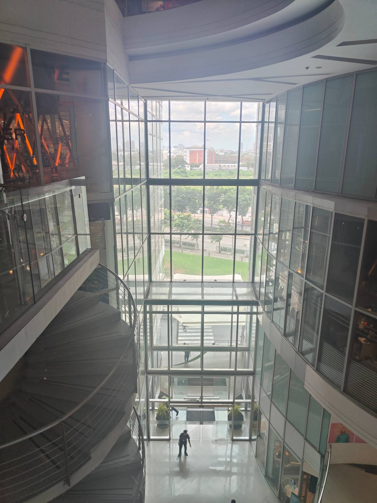 รูป Esplanade Ratchadapisek