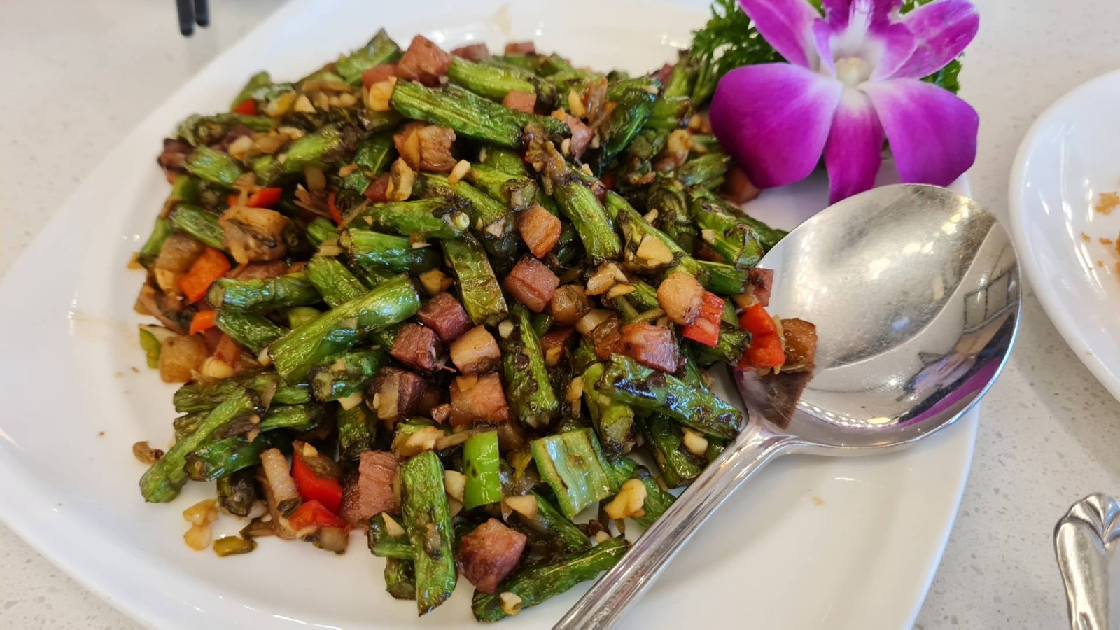 ถั่วแขกผัดกานาฉ่ายหมูกรอบหั่นเต๋า (S) ร้าน Hong Bao ไอคอนสยาม