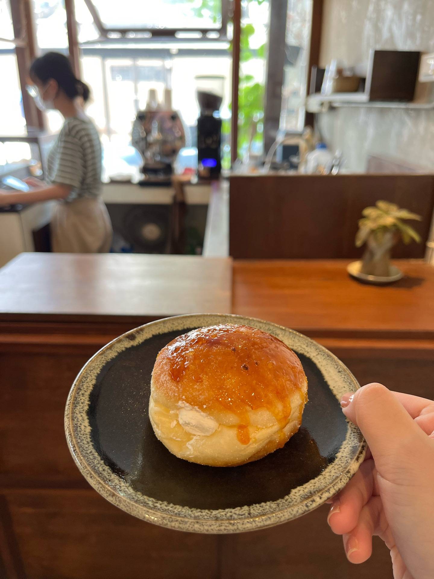 โดนัทครีมบรูเล่ ร้าน Mooh Doughnuts