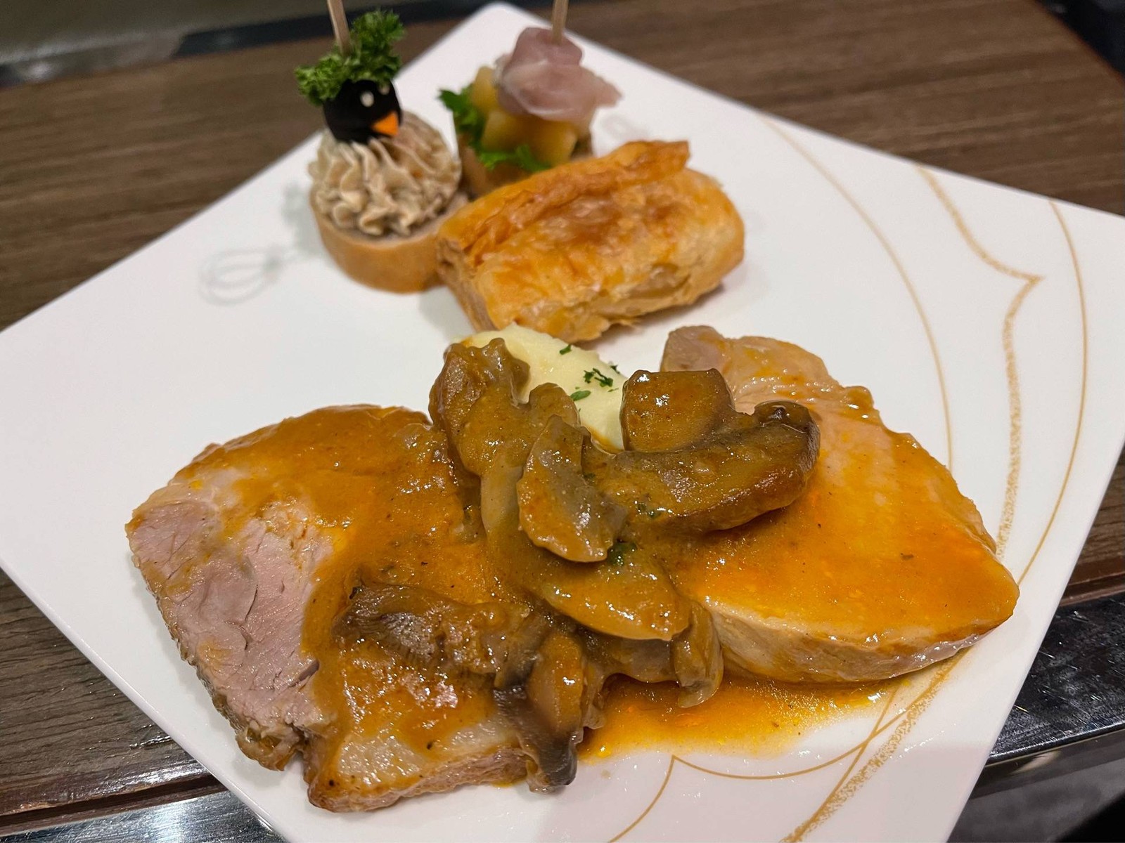 หมูอบซอสเห็ด ร้าน Royal Silk Lounge Suwannabhumi Concourse E