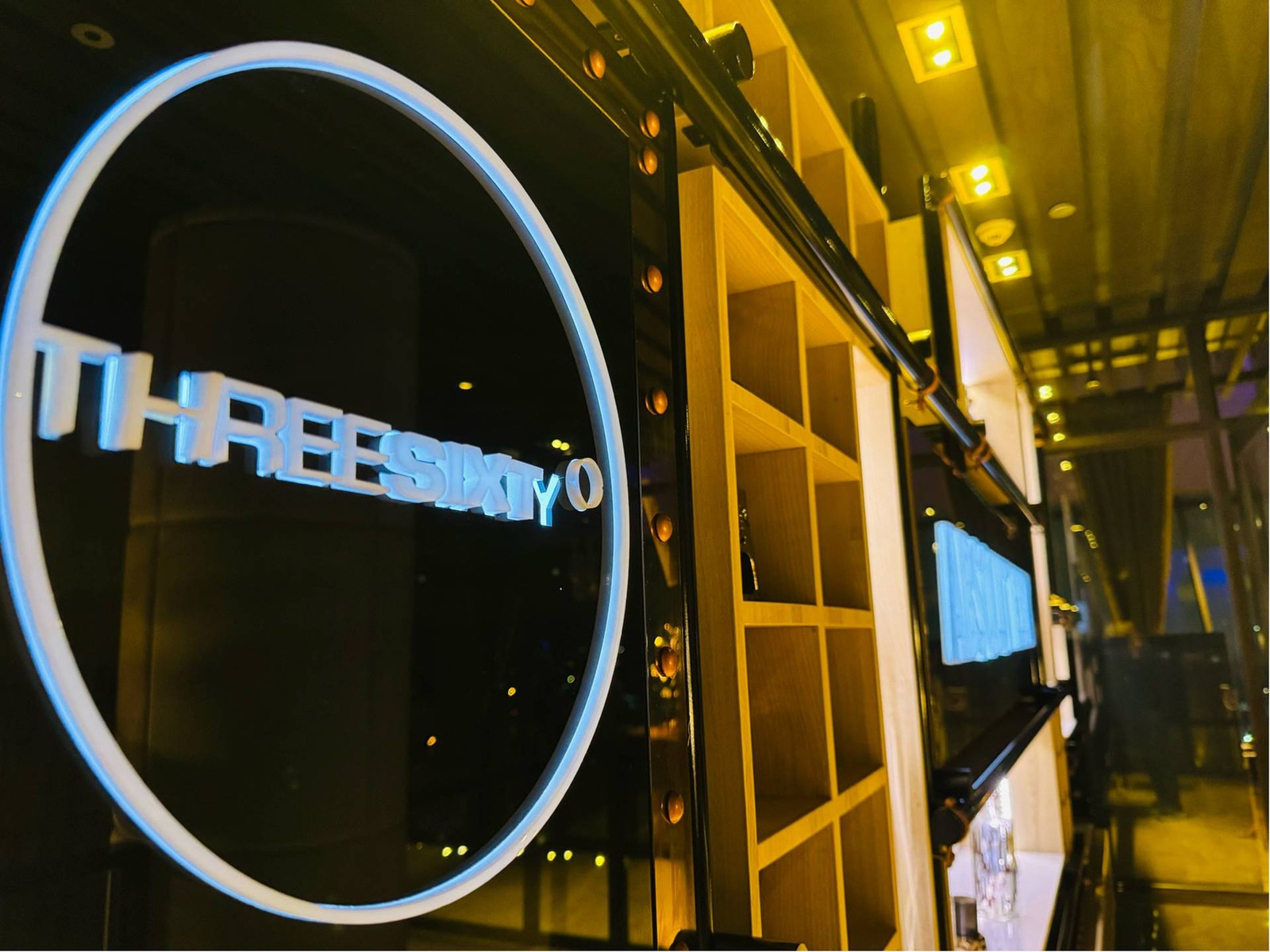 รูป Three Sixty Lounge Millennium Hilton Bangkok Hotel