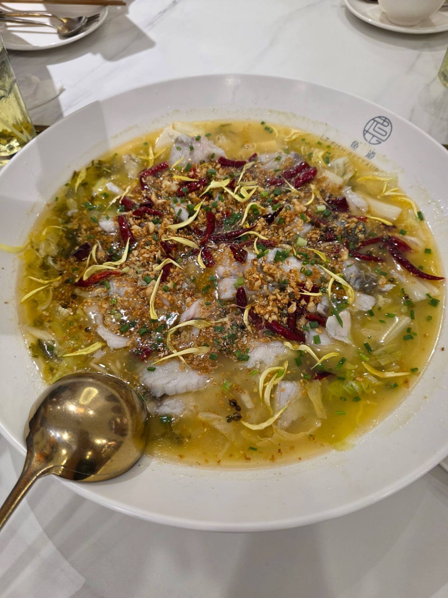 ต้มปลาผักกาดดอง • ไซส์ใหญ่ 1099 บาท+ ร้าน LT Fish Restaurant CentralwOrld