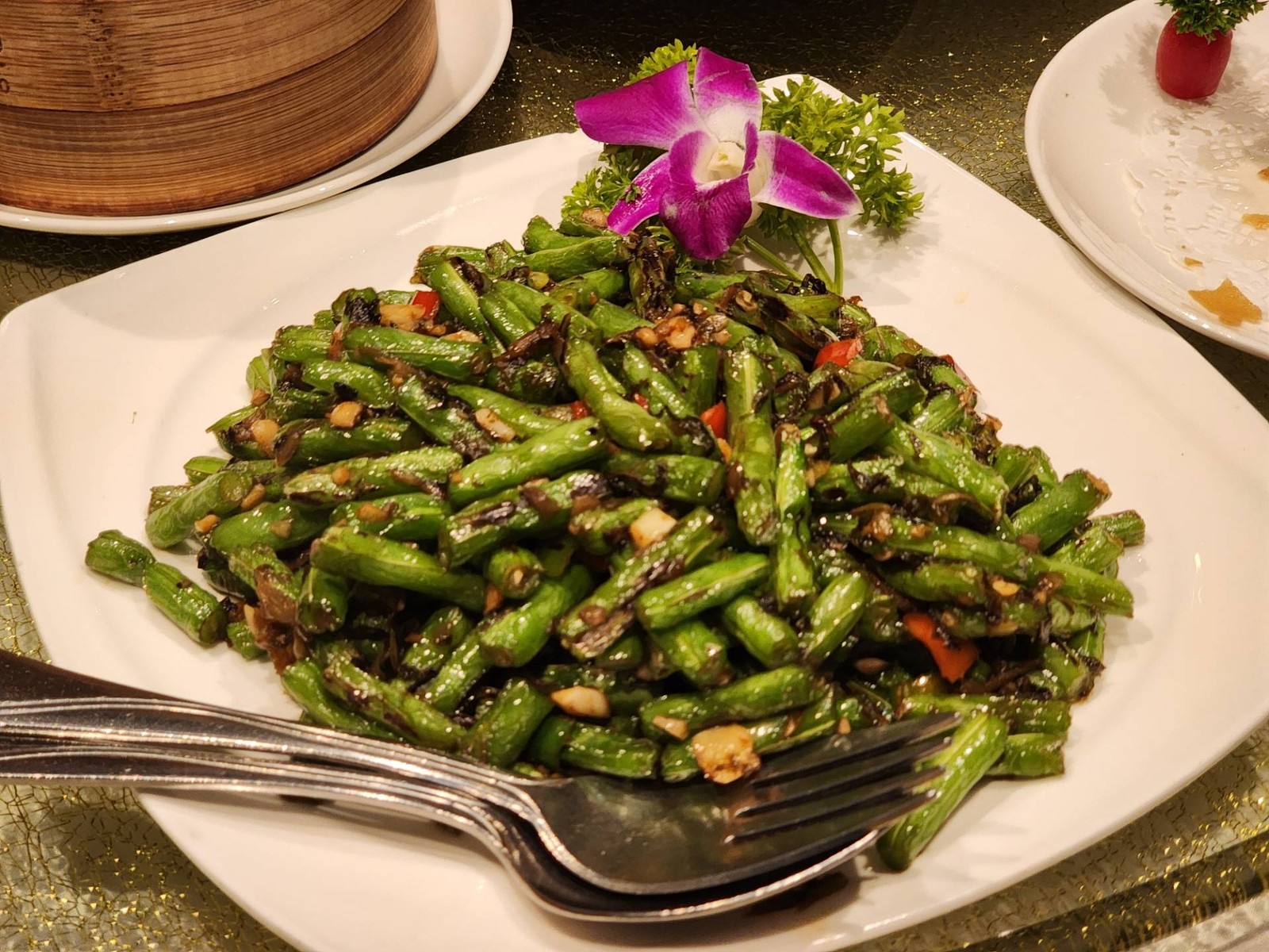 ถั่วแขกผัดกานาฉ่ายหมูกรอบหั่นเต๋า (M) • อร่อยมากๆครับ ร้าน Hong Bao ...