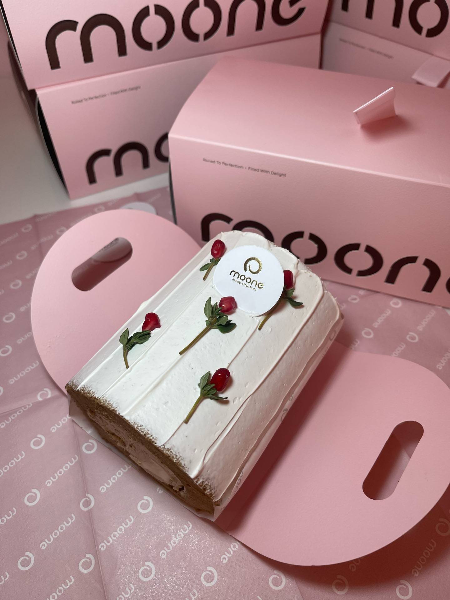 รูป Moone Rolls Central World