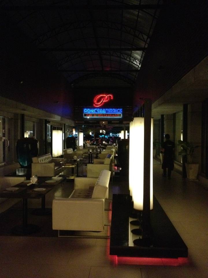 รีวิว Princess Terrace Pub & Restaurant - กินบรรยากาศอาหารโอเคเพลงโอเค