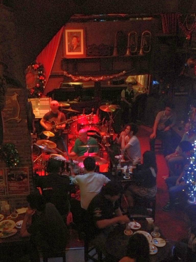 รีวิว Saxophone Pub & Restaurant - เครื่องดื่มรสดี ดนตรีไพเราะมาก