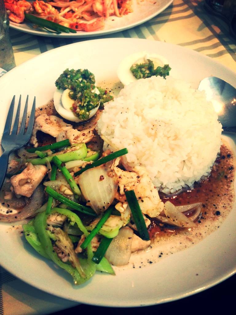 รีวิว A Table Restaurant - พอกินได้ ตอนพักกลางวัน