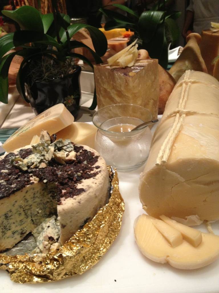 รีวิว Flow Millennium Hilton Hotel - Cheese Room with Cheese Master ...