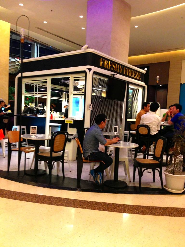 รีวิว FRESHY FREEZE เซ็นทรัล เวิลด์ - ไอศครีมผัดสัญชาติไทย - Wongnai