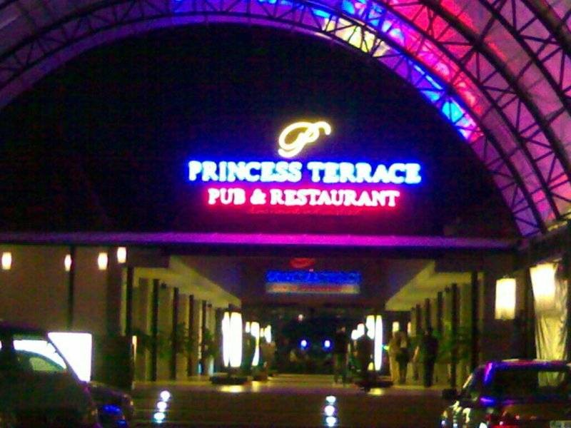 รีวิว Princess Terrace Pub & Restaurant - บรรยากาศน่ารักๆ ริมแม่น้ำ