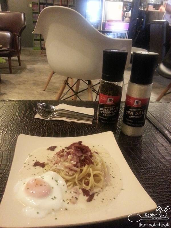 รีวิว Hor-Nok-Hook Cafe' ข้างสถานีรถไฟหัวลำโพง - สปาเก็ตตี้คาโบนาร่ากับชาตรังสุดฟิน~