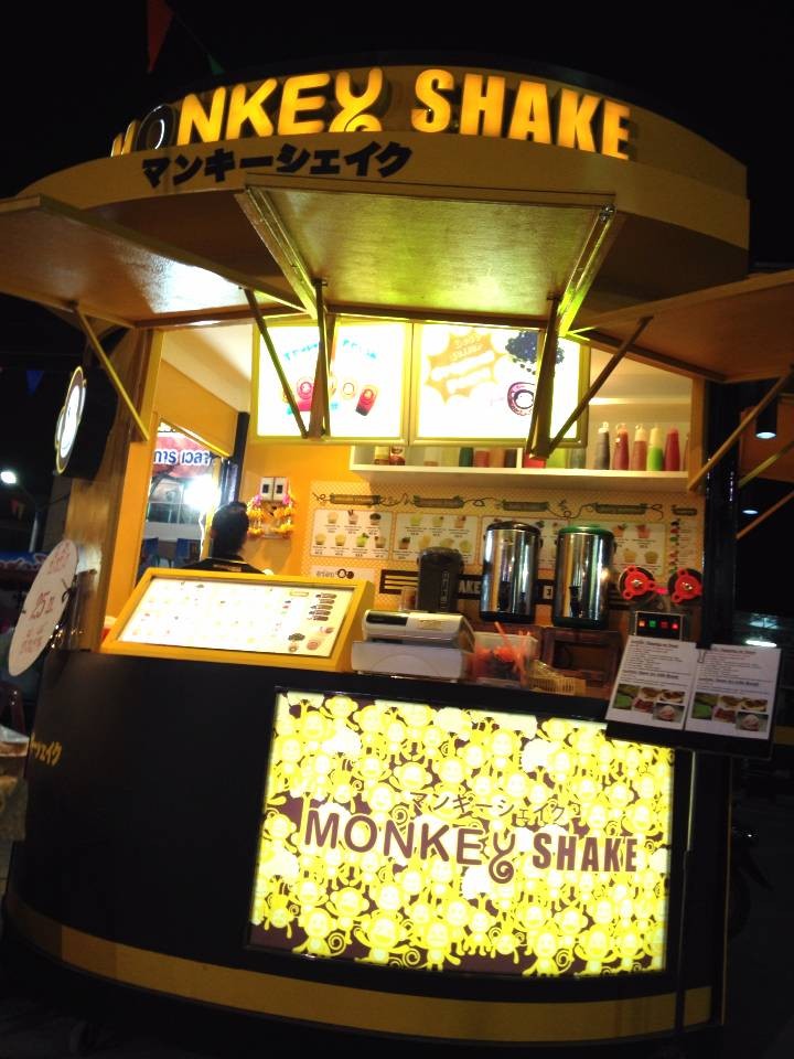 รีวิว Monkey Shake ตลาดรัตนากร พัทยา - ซุ้มขนมลิงเหลือง ในตลาดรัตนากร