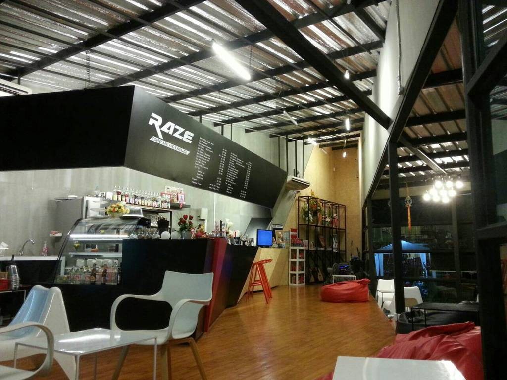 รีวิว Raze Coffee Bar And Berverage - ลานเบียร์บรรยากาศชิวๆ มีที่ล้างรถ ...