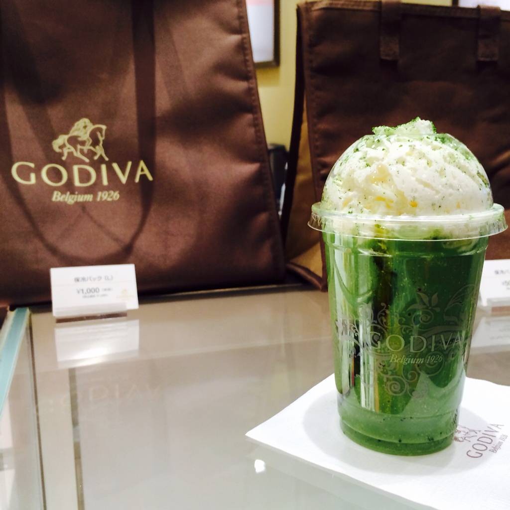 รีวิว GODIVA - ได้ลองแต่ตัวน้ำปั่นค่ะ รู้สึกแปลกๆ คิอชาเขียวอร่อย แต่มีเกล็ดไวท์ชอคผสมอยู่ ...