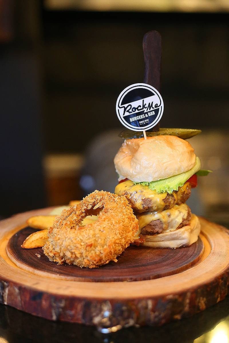 รีวิว Rock Me Burgers & Bar ลอยเคราะห์ - เบอร์เกอร์ชาวร็อค สไตล์ ...
