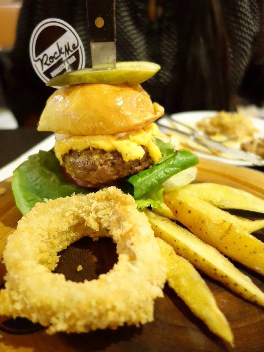 รีวิว Rock Me Burgers & Bar ลอยเคราะห์ - Rock Me !! Burger ร็อคเลยย ...