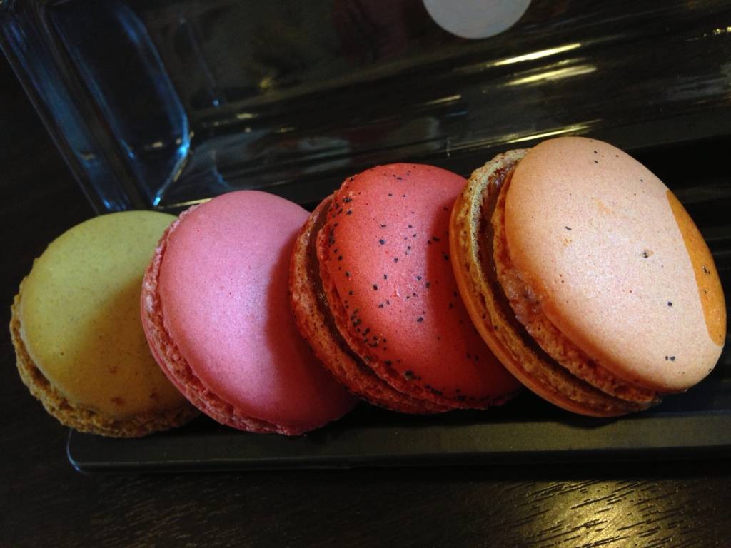 รีวิว Dhara Dhevi Macaron สยามพารากอน - มาการอง สีเจ็บ หวานได้อีก - Wongnai