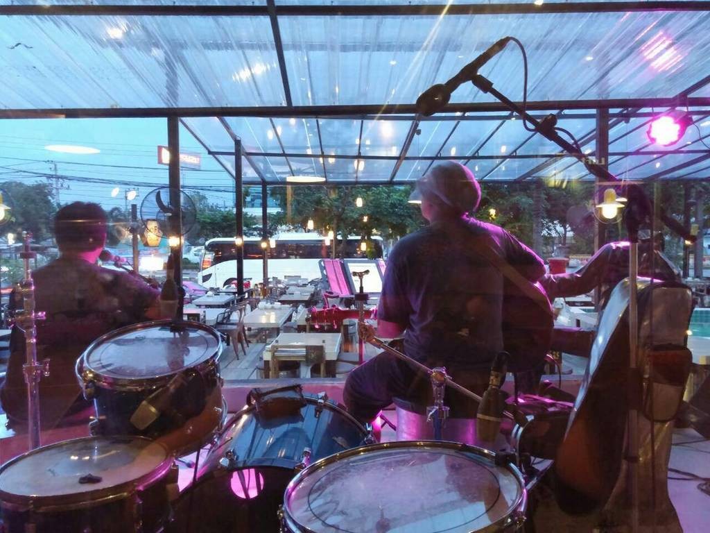 รีวิว Coco Bar สิรินธร - อาหารอร่อย ดนตรีเพราะ จะร้องเองก็มีห้องให้