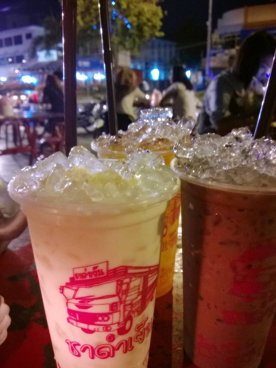 รีวิว ชาดำเย็น Cha Dum Yen (หน้าป่าไม้) - น้ำชาริมทาง ... ตอนกลางคืน ...