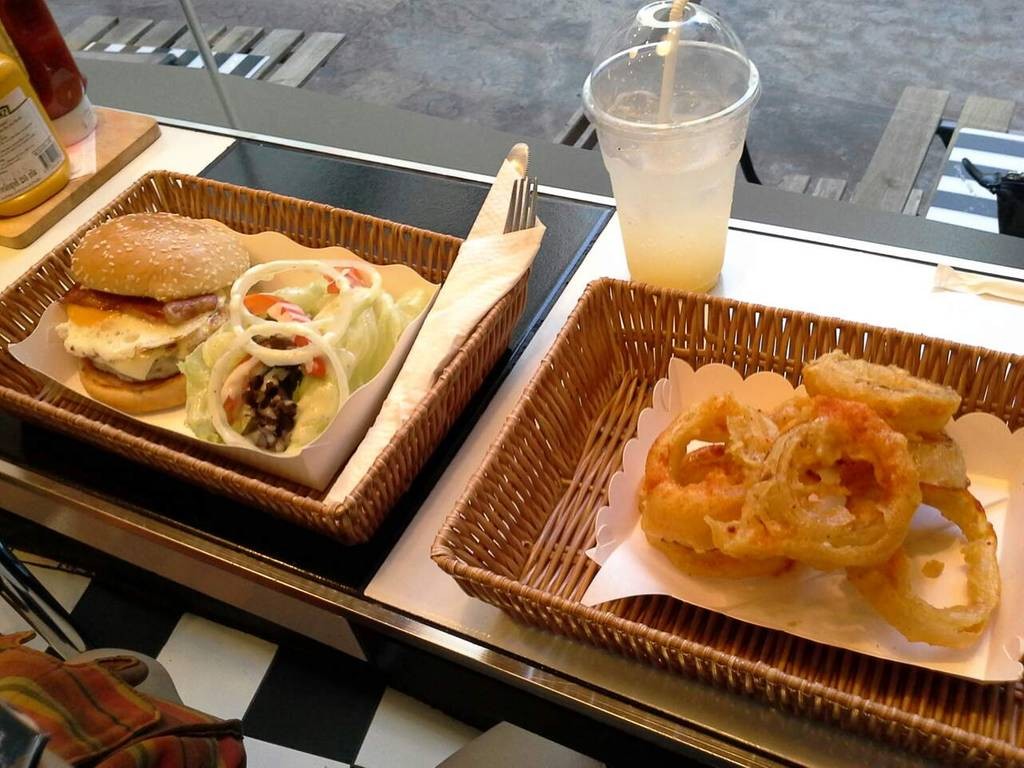 รีวิว 90's Bite Burger ดิ อเวนิว รัชโยธิน - น่าอร่อย ถูกมากๆ - Wongnai