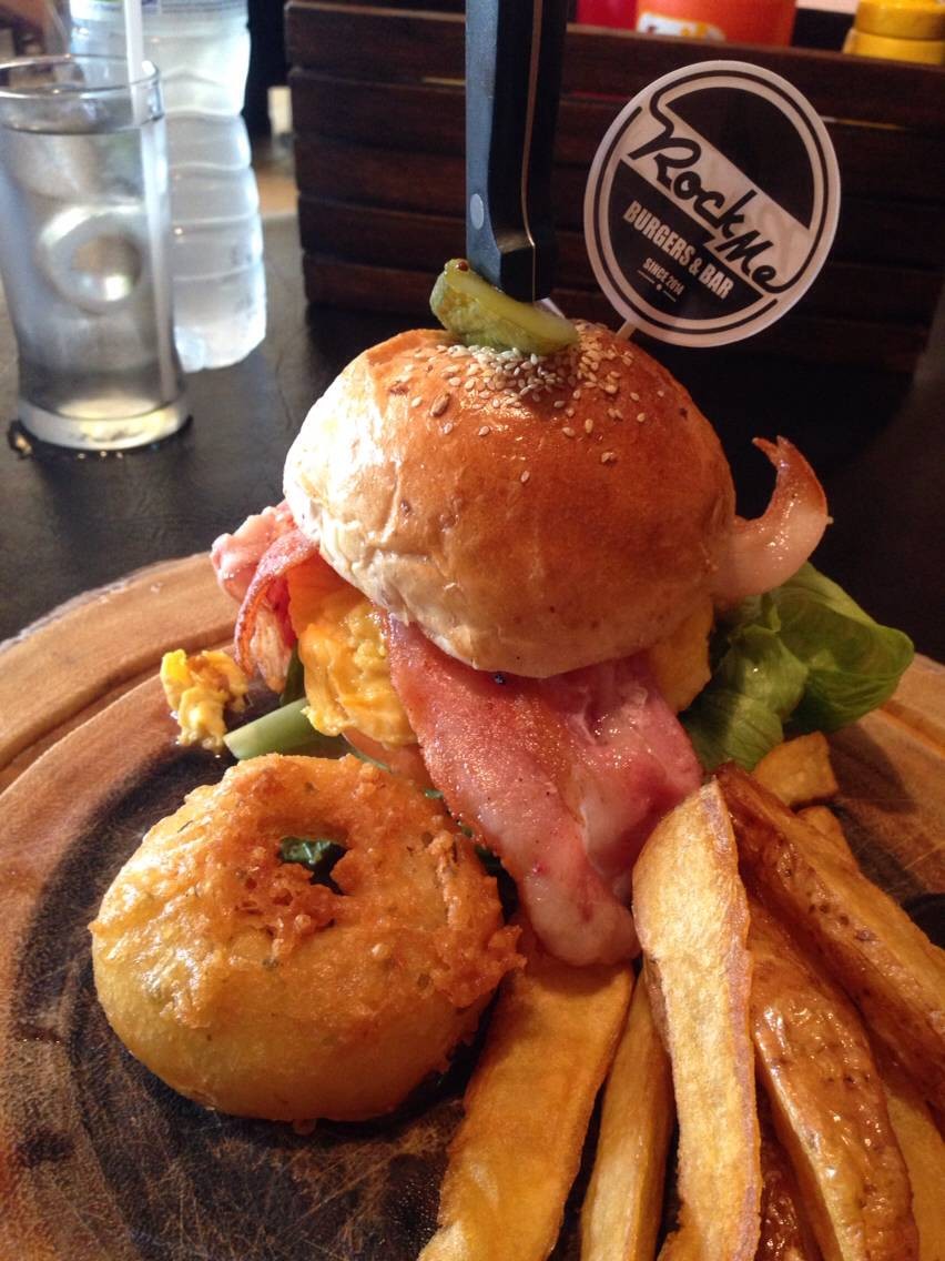 รีวิว Rock Me Burgers & Bar ลอยเคราะห์ - เบอเกอร์ใหญ่มาก มิลค์เชคอร่อย ...