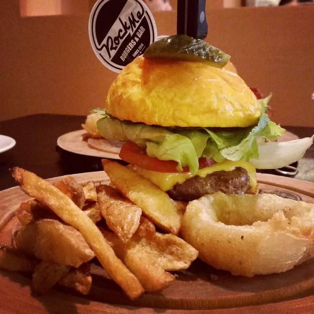 รีวิว Rock Me Burgers & Bar ลอยเคราะห์ - พูดถึงร้านนิใครใครก็ต้องรู้จัก ...