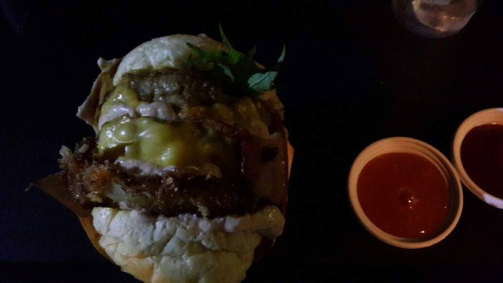 รีวิว Mother Trucker Burger - รสชาติหอมนุ่ม กรุบกรอบกับเบค่อน