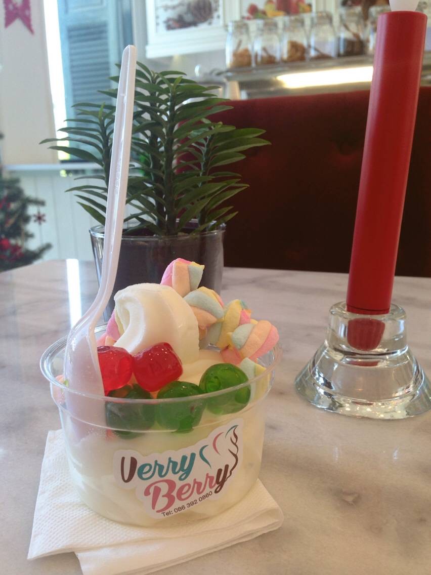 รีวิว Verry Berry สวนเพลิน มาร์เก็ต - โฟรเซ่นโยเกิร์ตพร้อมท็อปปิ้งหลาก ...