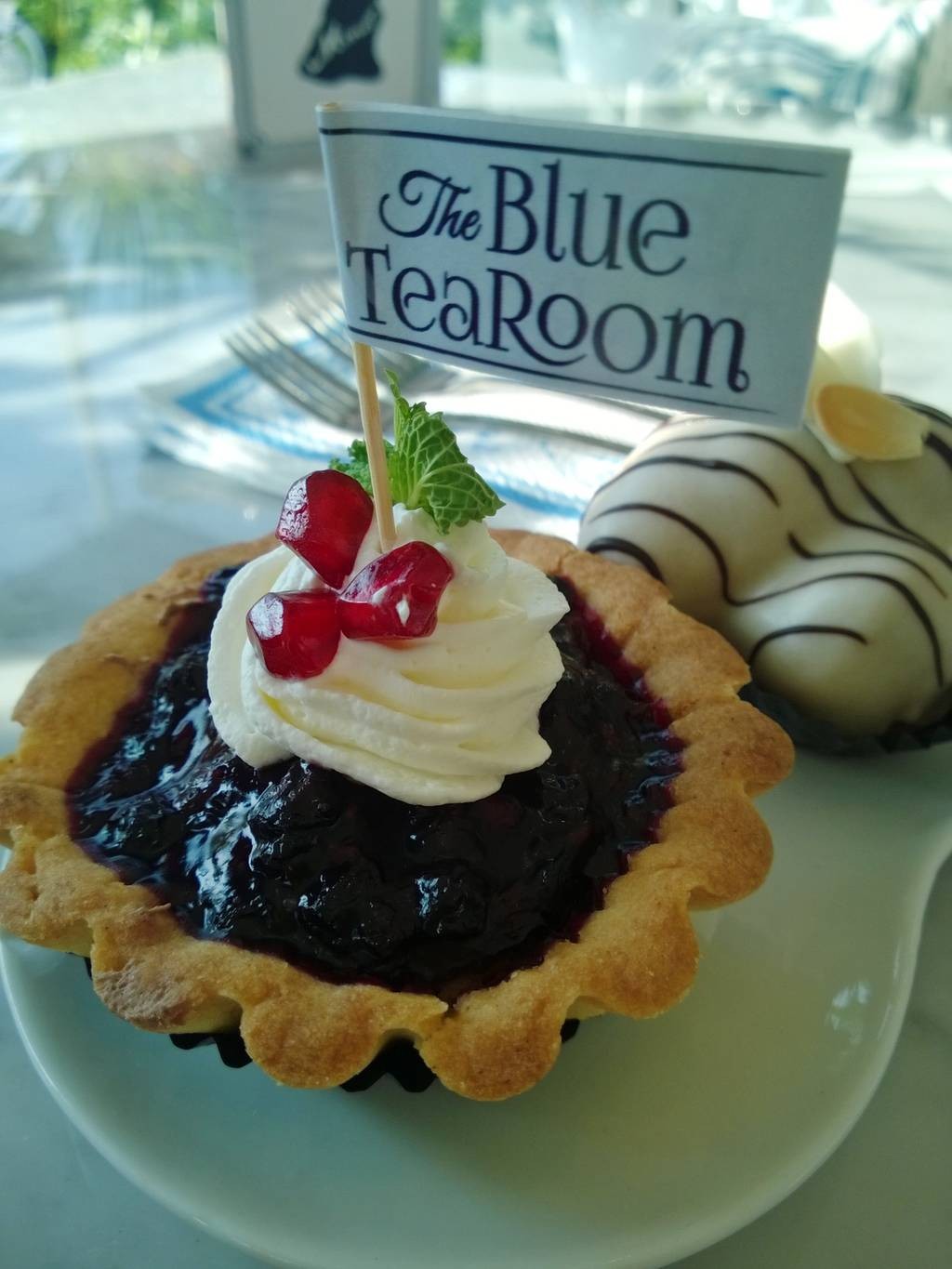 รีวิว The Blue Tea Room - ห้องเล็กๆ โทนสีขาว-ฟ้า กับเวลาของขนมหวาน