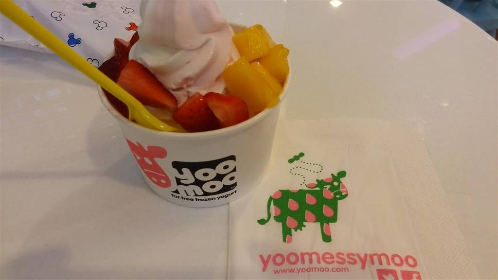 รีวิว Yoomoo frozen yogurt สยามพารากอน - ไอศกรีมดีท็อปปิ้งสีสันน่าทาน
