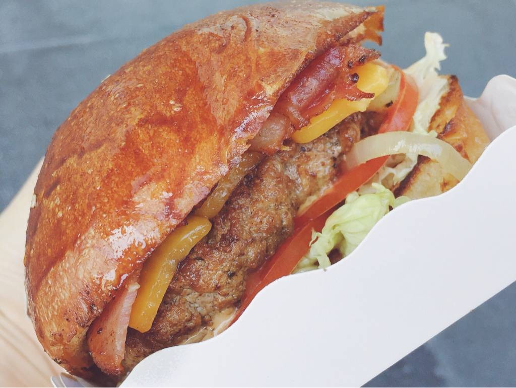 รีวิว DANIEL THAIGER สีลมซอย 8 ถนนสีลม - โอเค มีคุณภาพ แต่ไม่ค่อยคุ้มที่ต้องรอนานๆ