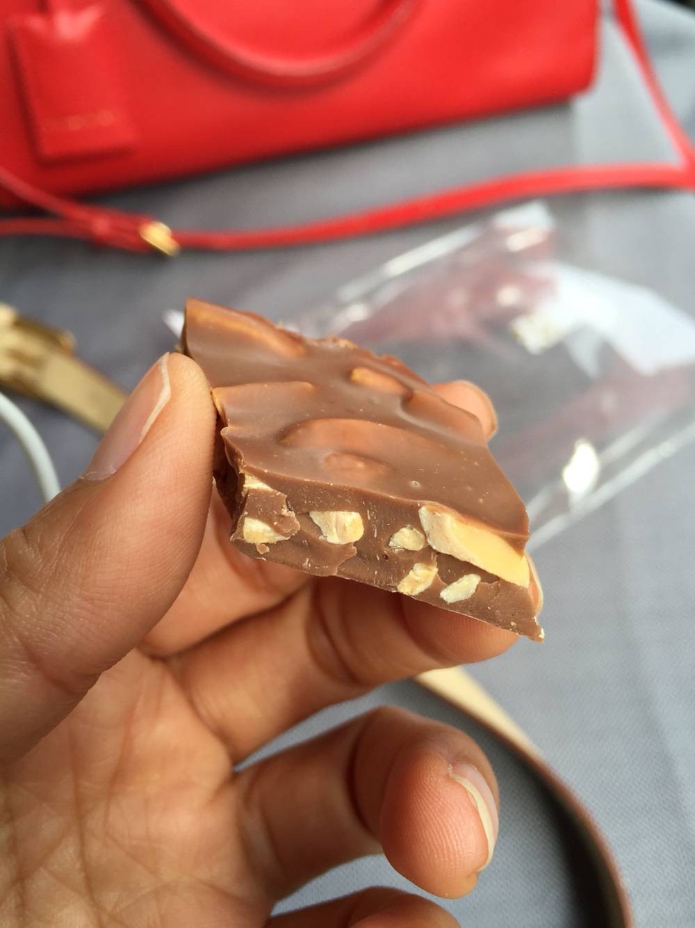รีวิว Laderach - Chocolate อร่อยมากๆ หวานน้อยแต่ละมุนด้วยนมและnutที่ ...