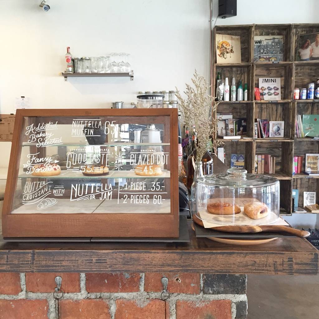 รีวิว Addicted Cafe & Carwash - Cool relaxing café in garage theme ...