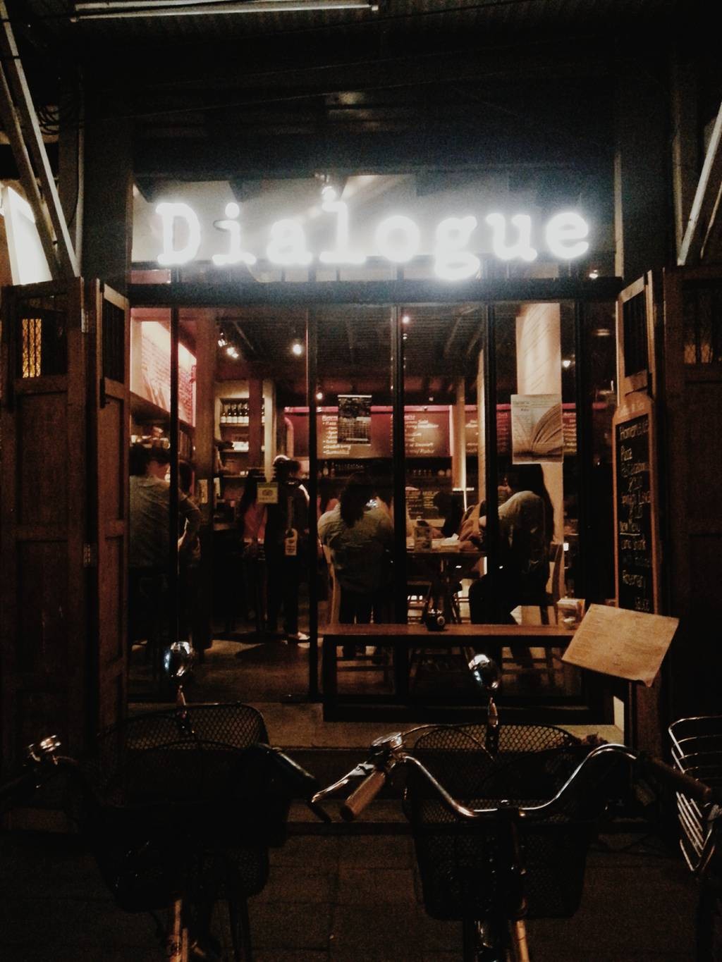 รีวิว Dialogue Coffee and Gallery - ชิลๆตอนค่ำๆ ปั่นจักรยานมาก็ได้นะ