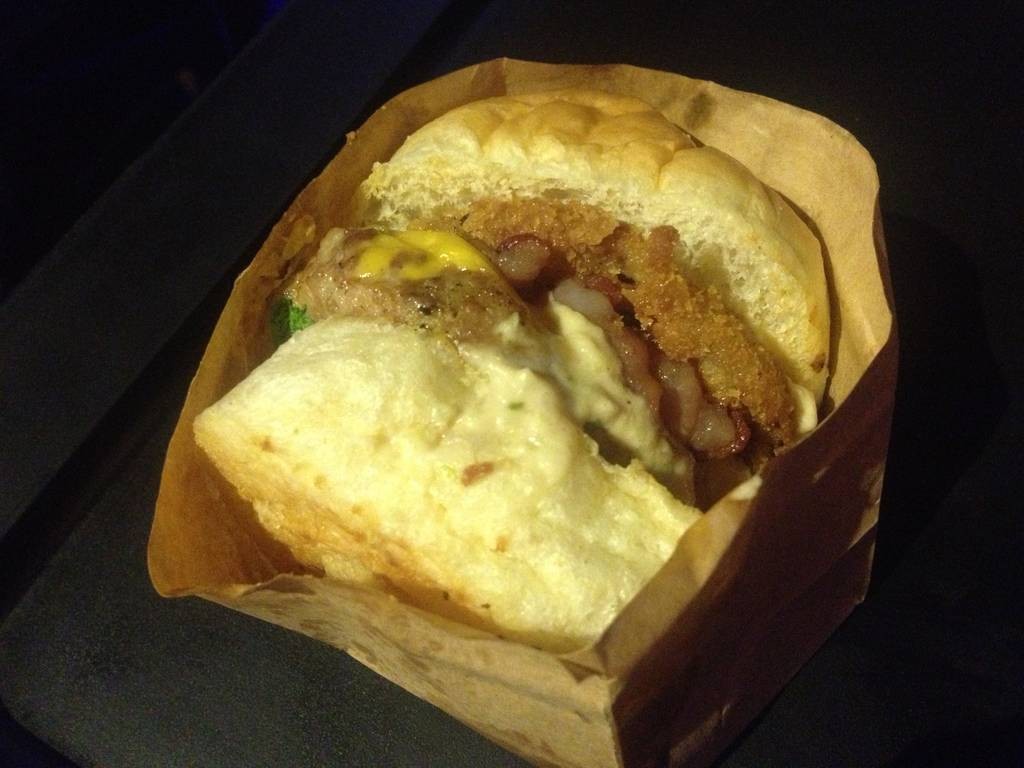 รีวิว Mother Trucker Burger - ให้ห้าดาวแล้วกันคุ้มค่ากับการรอคอย