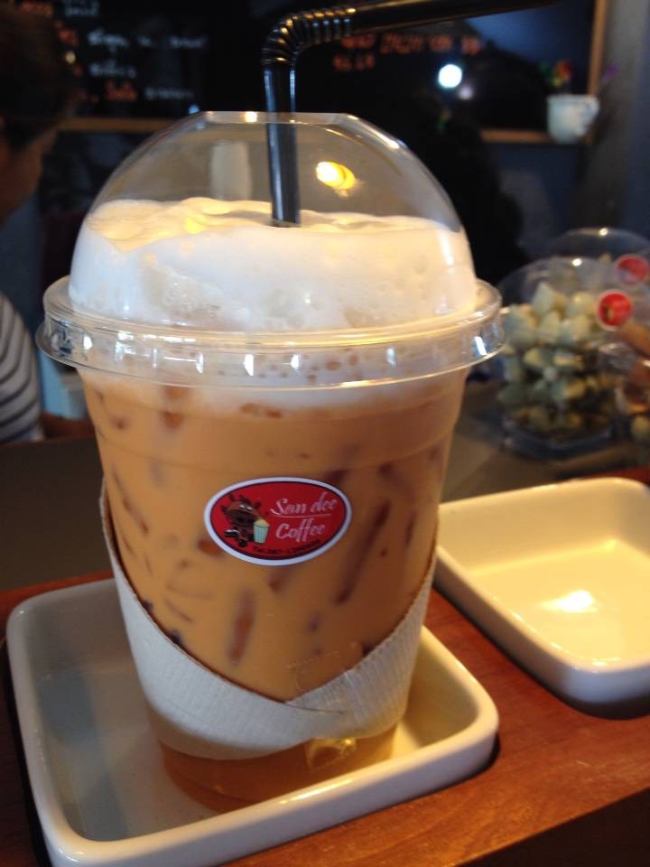 รีวิว San Dee Coffee - บรรยากาศร้านเยี่ยม ร่มรื่น อบอุ่นดี