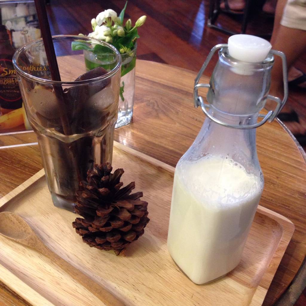 รีวิว FAVOUR CAFE' - ดับร้อนด้วยกาแฟรสกลมกล่อม พร้อมถ่ายรูปเมนูเก๋ๆและมุมสวยๆในร้าน