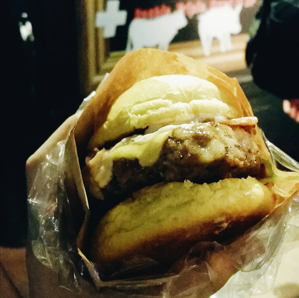 รีวิว Mother Trucker Burger - เบอร์เกอร์ชิ้นโตอร่อยสะใจ - Wongnai