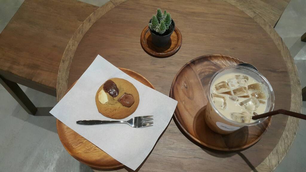 รีวิว Slow Cafe By Room111 - กาแฟแรง บรรยากาศน่านอน เอาไปเลยสี่ดาว