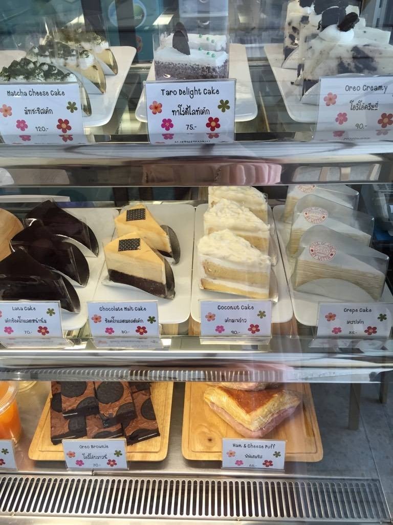รีวิว piece of cakes bywitta - - เค้กน่าทานจุง กาแฟได้ยุนะ เสียอย่างเดียวสถานเล็กไปหนีอย