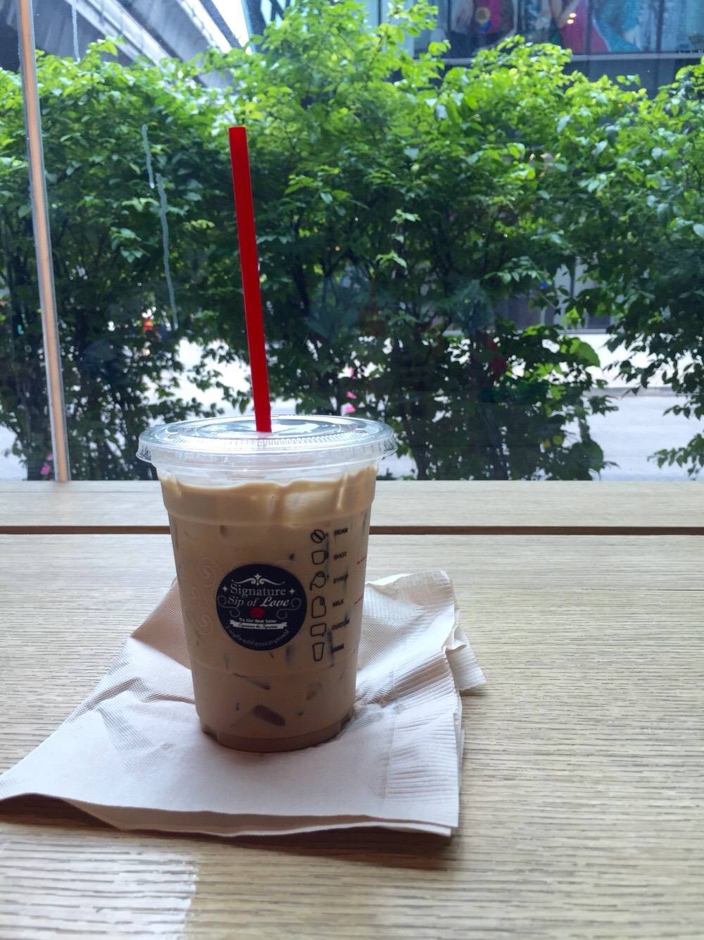 รีวิว True Coffee Flagship Store เซ็นเตอร์พอยท์ ออฟ สยามสแควร์ - ร้านกว้างขวาง แต่ที่นั่งเต็ม