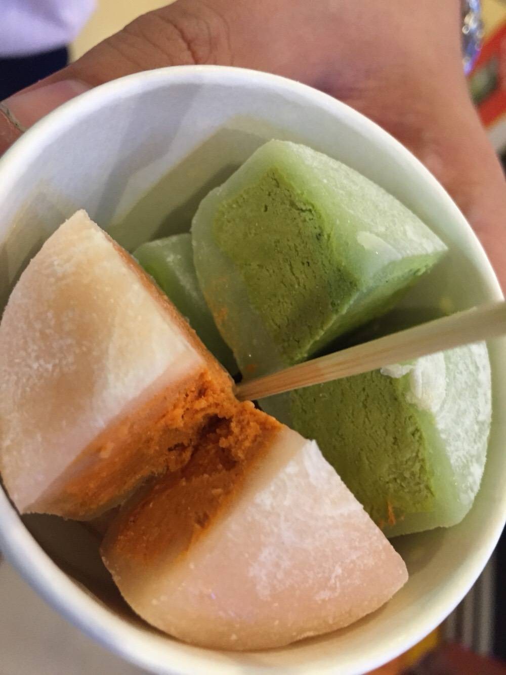 รีวิว Kanemochi เซ็นทรัล ปิ่นเกล้า - ไอศกรีมไส้โมจิ สีสันสดใส@Kane ...