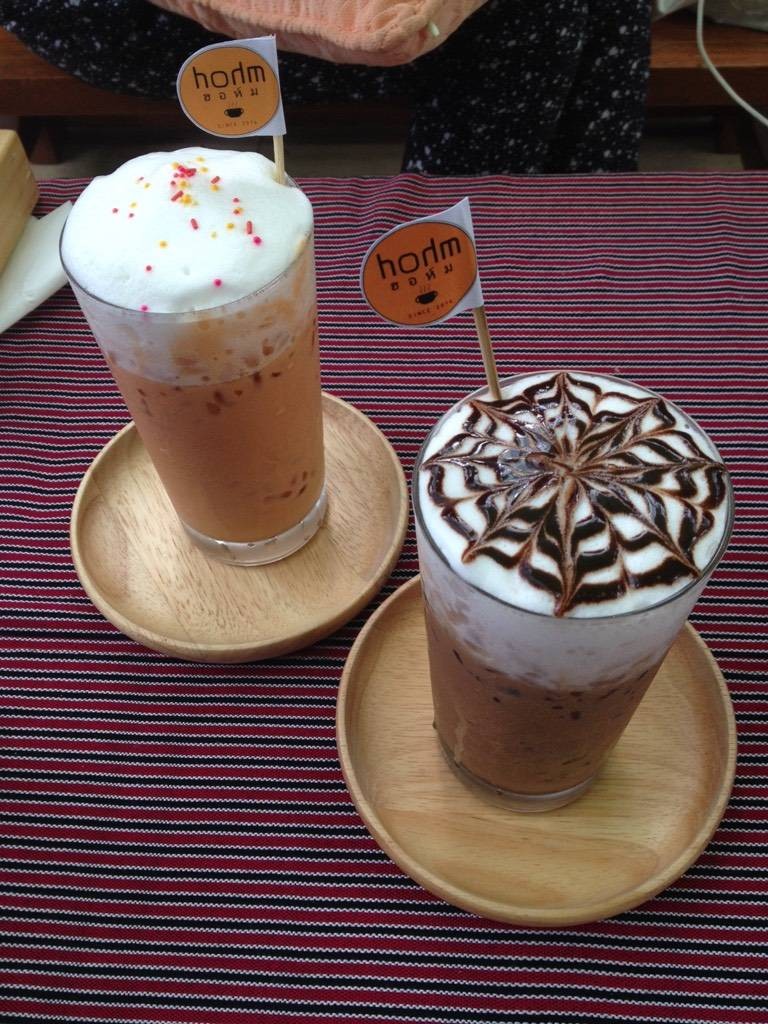รีวิว Hohm Cafe สาขาหลัก 7 ยอด - ร่มรื่น สนามหญ้าสวย กาแฟกลมกล่อม - Wongnai