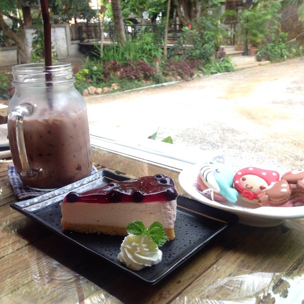 รีวิว Rilak Cafe" - ขนม ร้านน่ารัก แต่รสชาติไม่ผ่าน กลิ่นในร้านเหม็นคาว ...