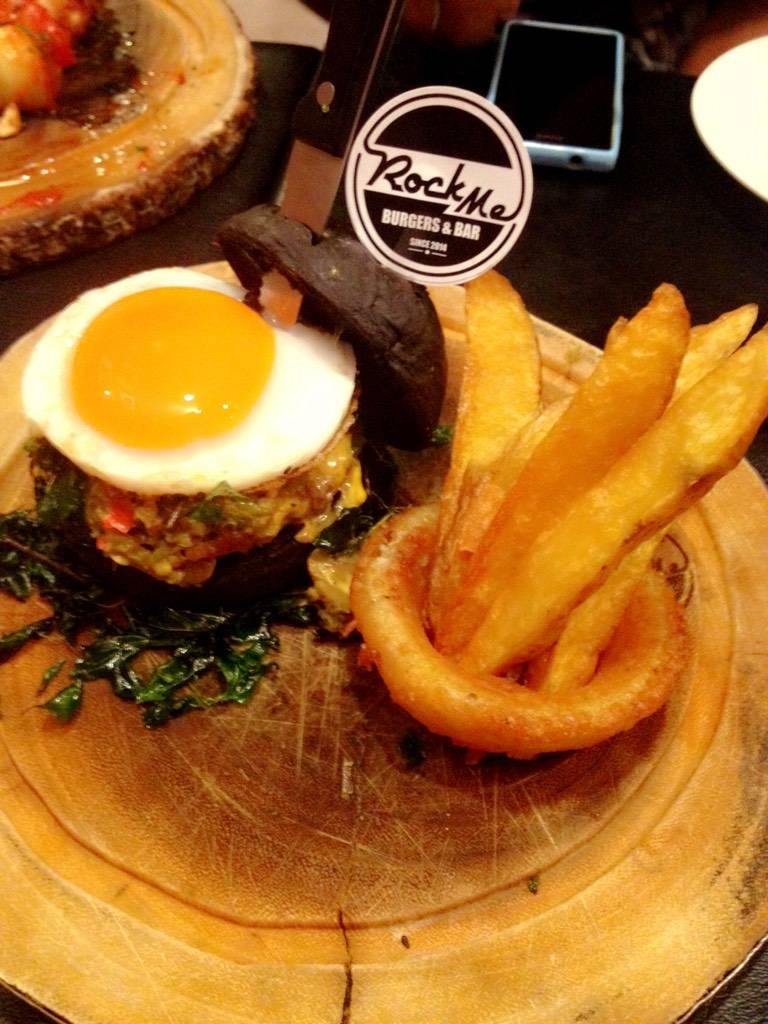 รีวิว Rock Me Burgers & Bar ลอยเคราะห์ - ปาร์ตี้วงในทอปยูสเซอร์