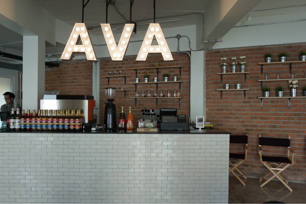 รีวิว AVA Cafe & Eatery - ร้านเก๋ นั่งชิลล์ เพลงเพราะ บริการดี