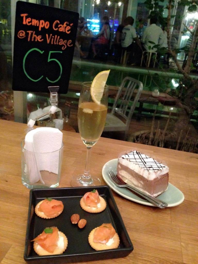 รีวิว Tempo Cafe' The Village - เค้ก และปาร์ตี้ - Wongnai