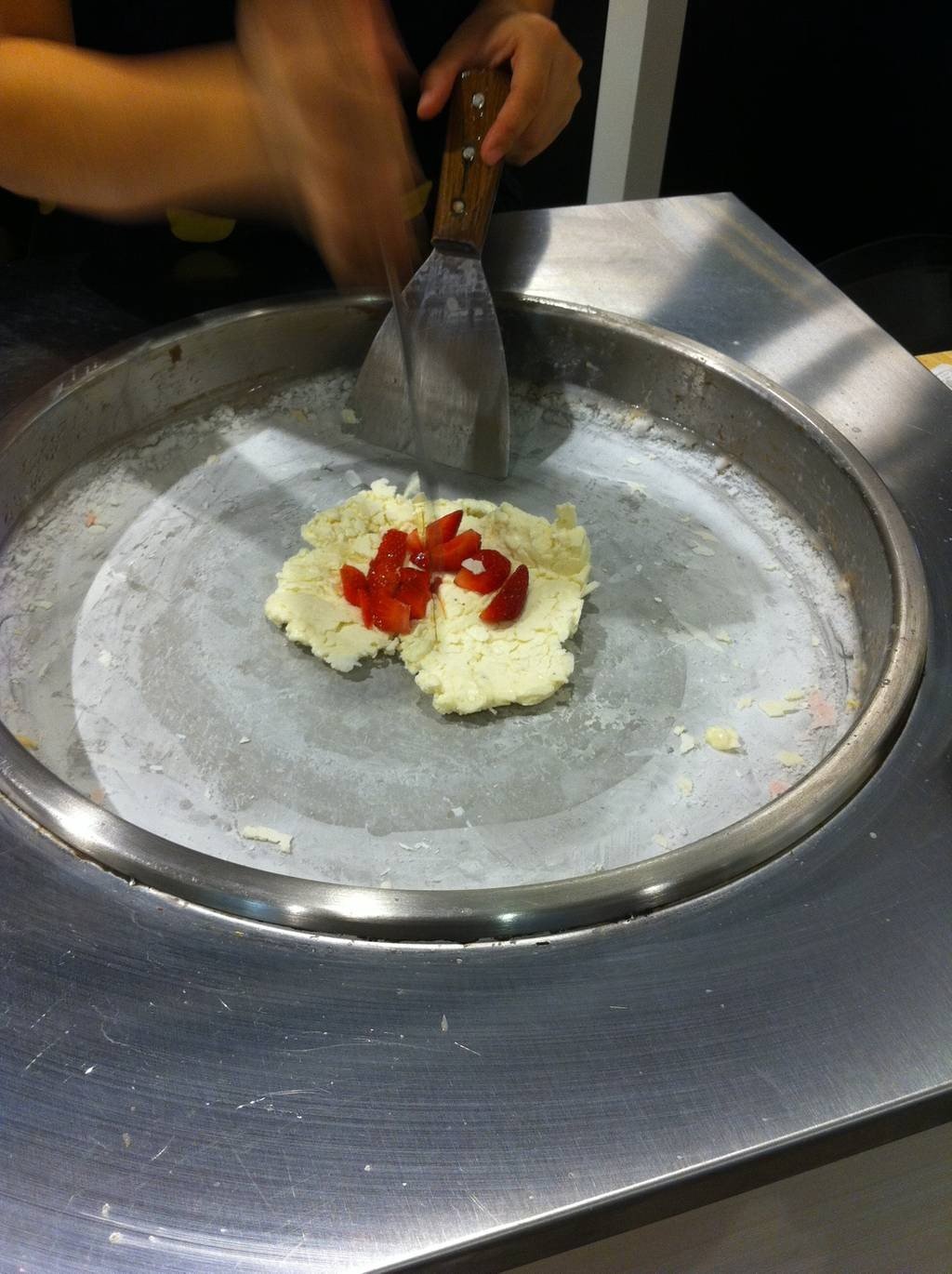 รีวิว FRESHY FREEZE เซ็นทรัล ลาดพร้าว - ไอศกรีมผัด แหวกแนว