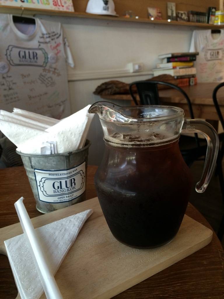 รีวิว Glur Bangkok Hostel & Coffee Bar - ร้านสวย นั่งชิวได้เลย