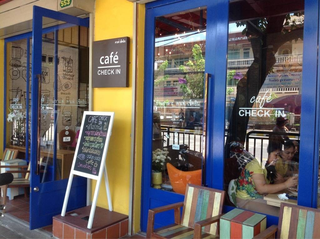 รีวิว Cafe check In สามเสน - Small well-decorated coffee shop with a ...